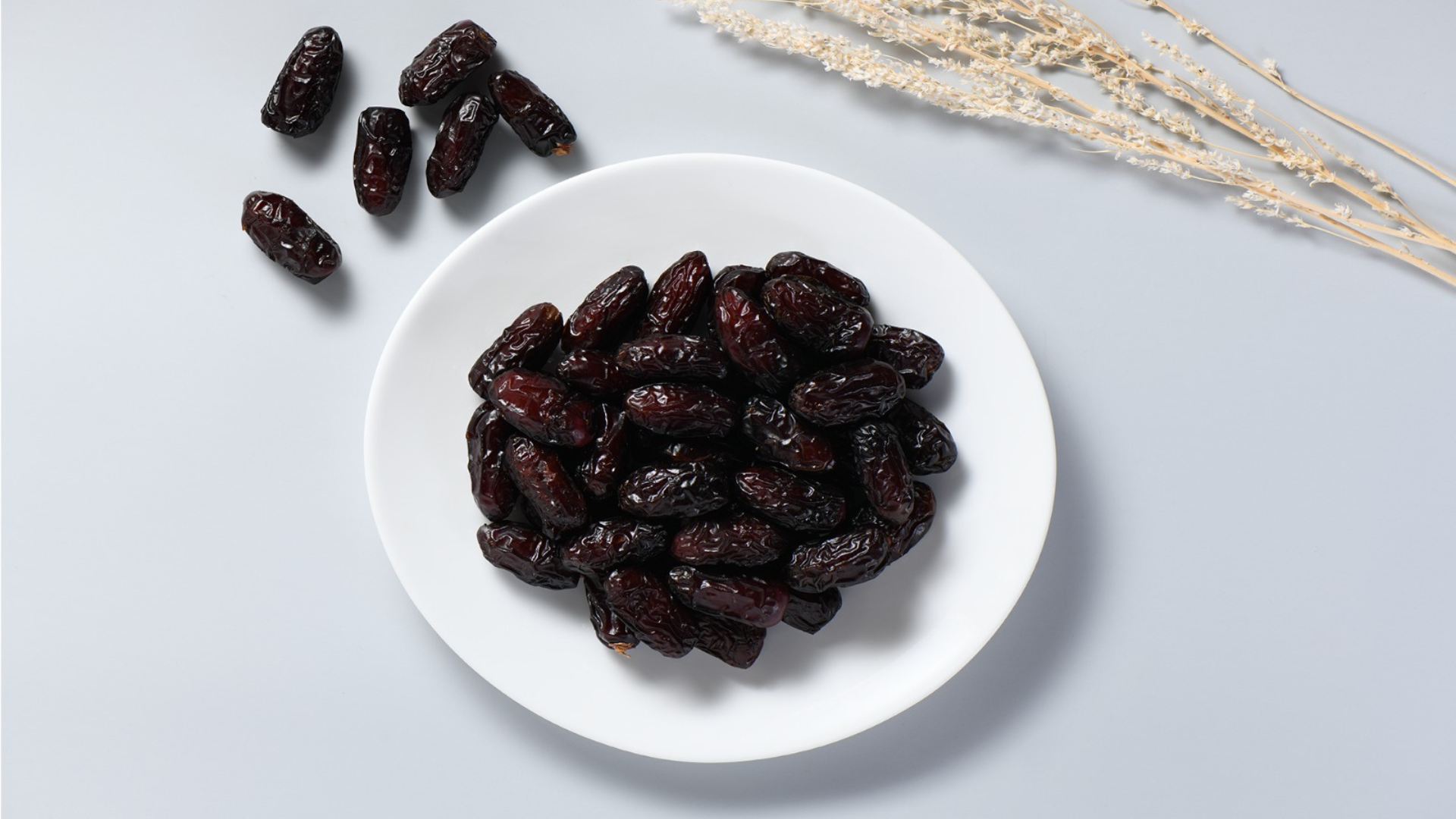From Arabia to Your Plate: The Magic of Safawi Dates – palmtreeshopping